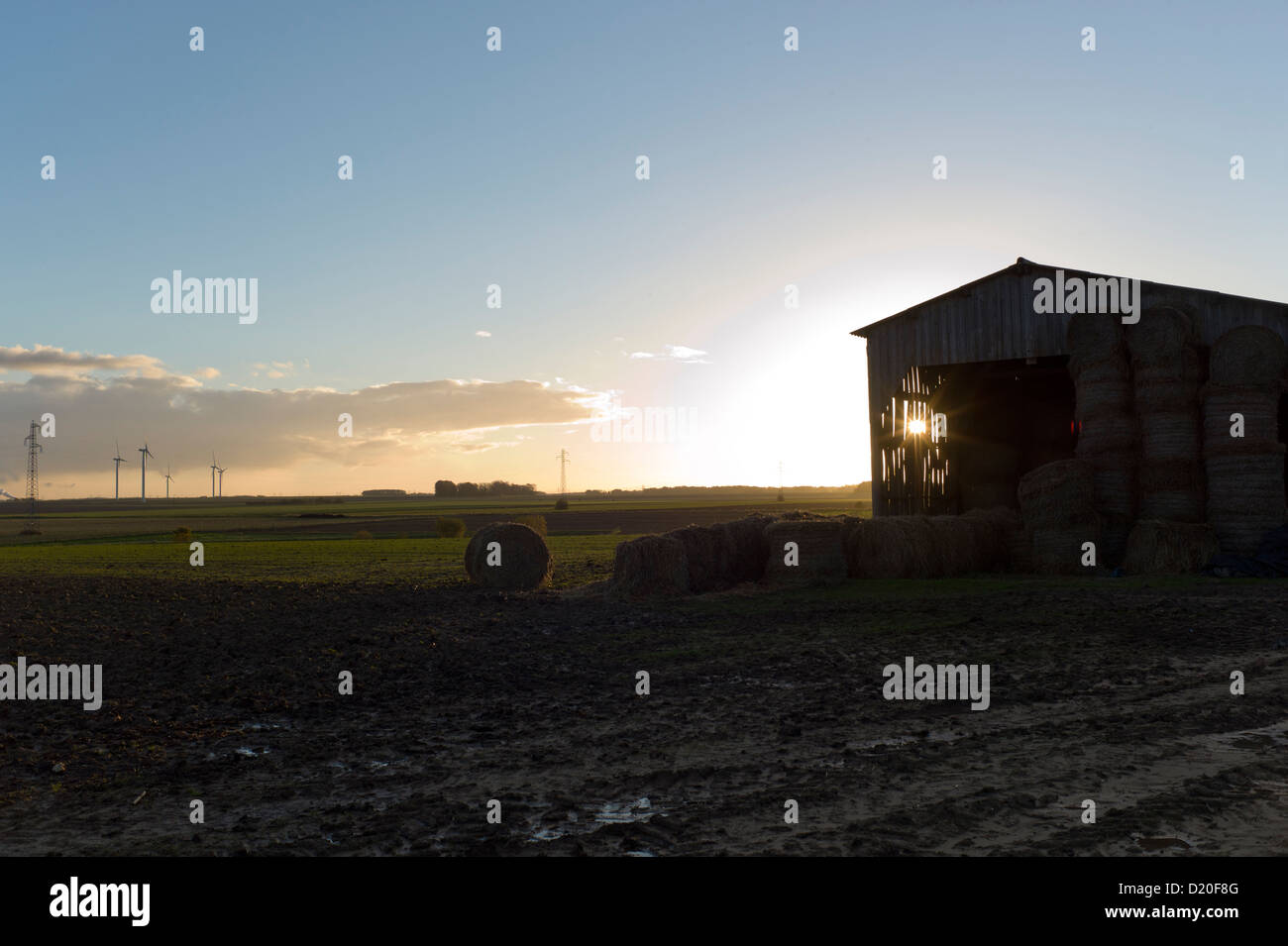 Straw and mud barn hi-res stock photography and images - Alamy