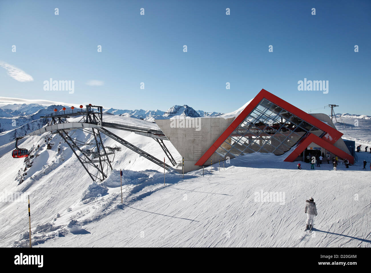 Overhead lift hi-res stock photography and images - Alamy