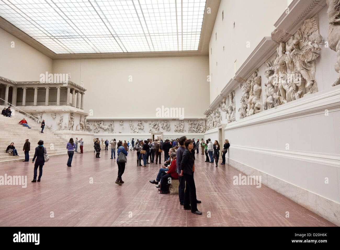 Visitors, Pergamon Museum, the Pergamon temple, antique collection ...