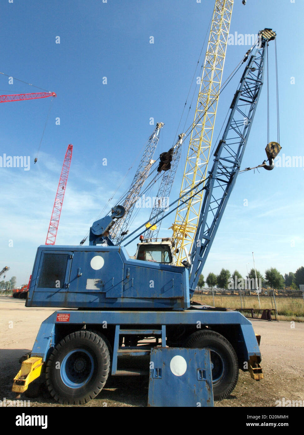 The Nellen 151 is a mobile crane used in construction and heavy lifting ...