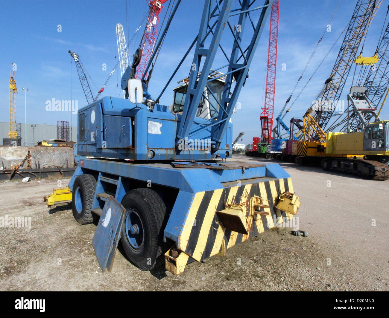 The Nellen 151 is a mobile crane designed for heavy lifting and ...