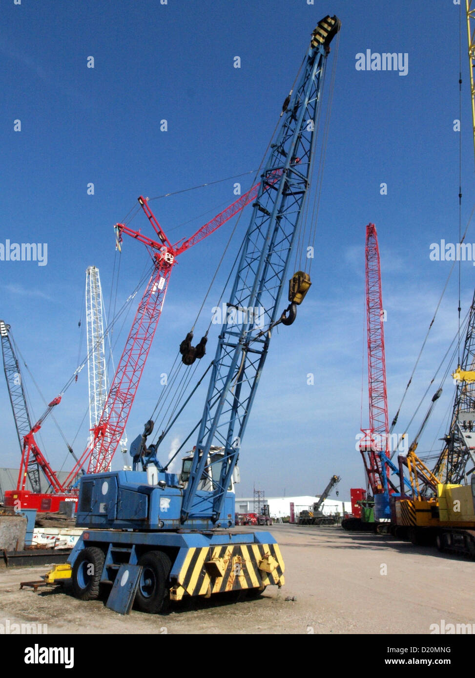 The Nellen 151 is a mobile crane designed for heavy lifting and ...