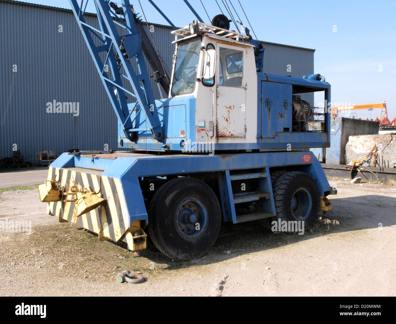The Nellen 151 is a mobile crane known for its heavy lifting ...