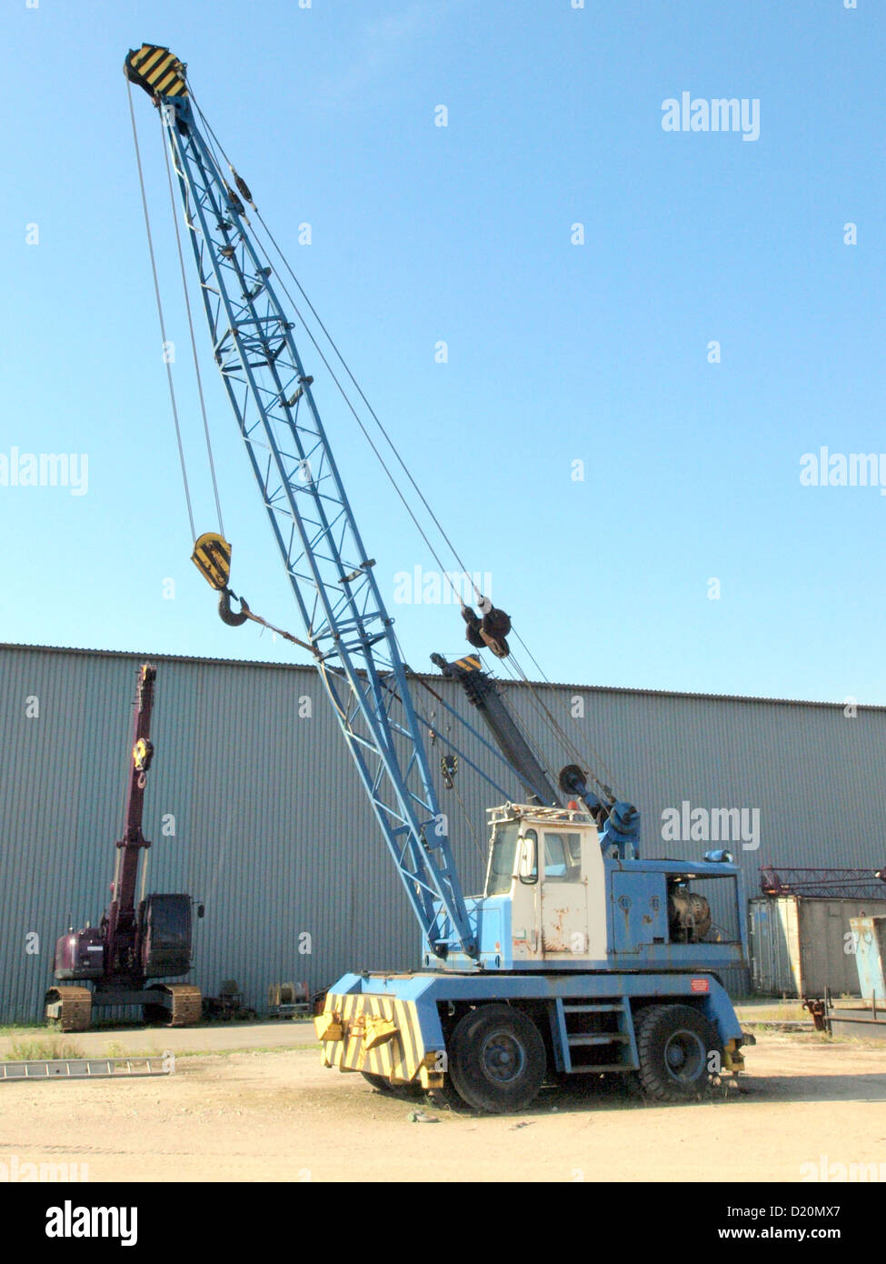 The Nellen 151 mobile crane is a heavy-duty piece of construction ...