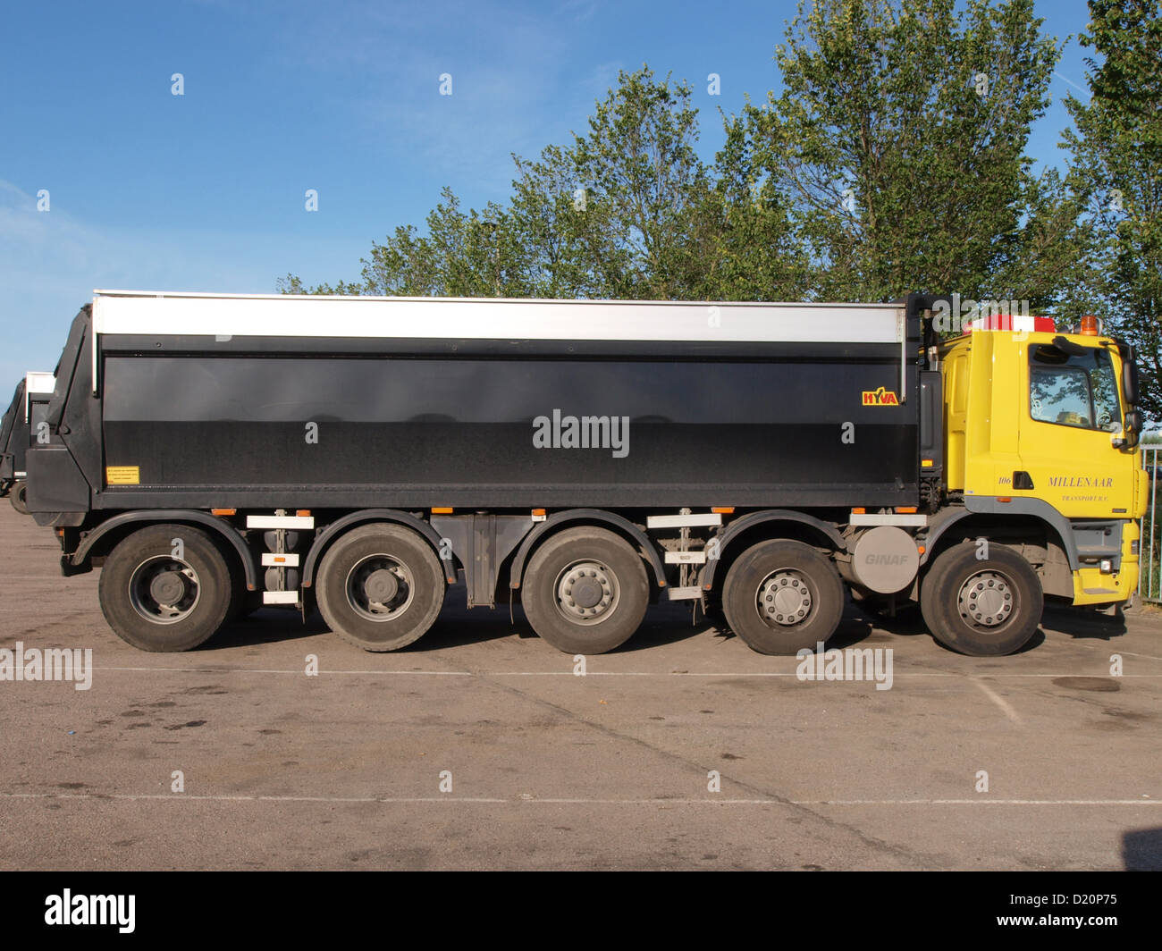 Building construction tipper hi-res stock photography and images - Alamy