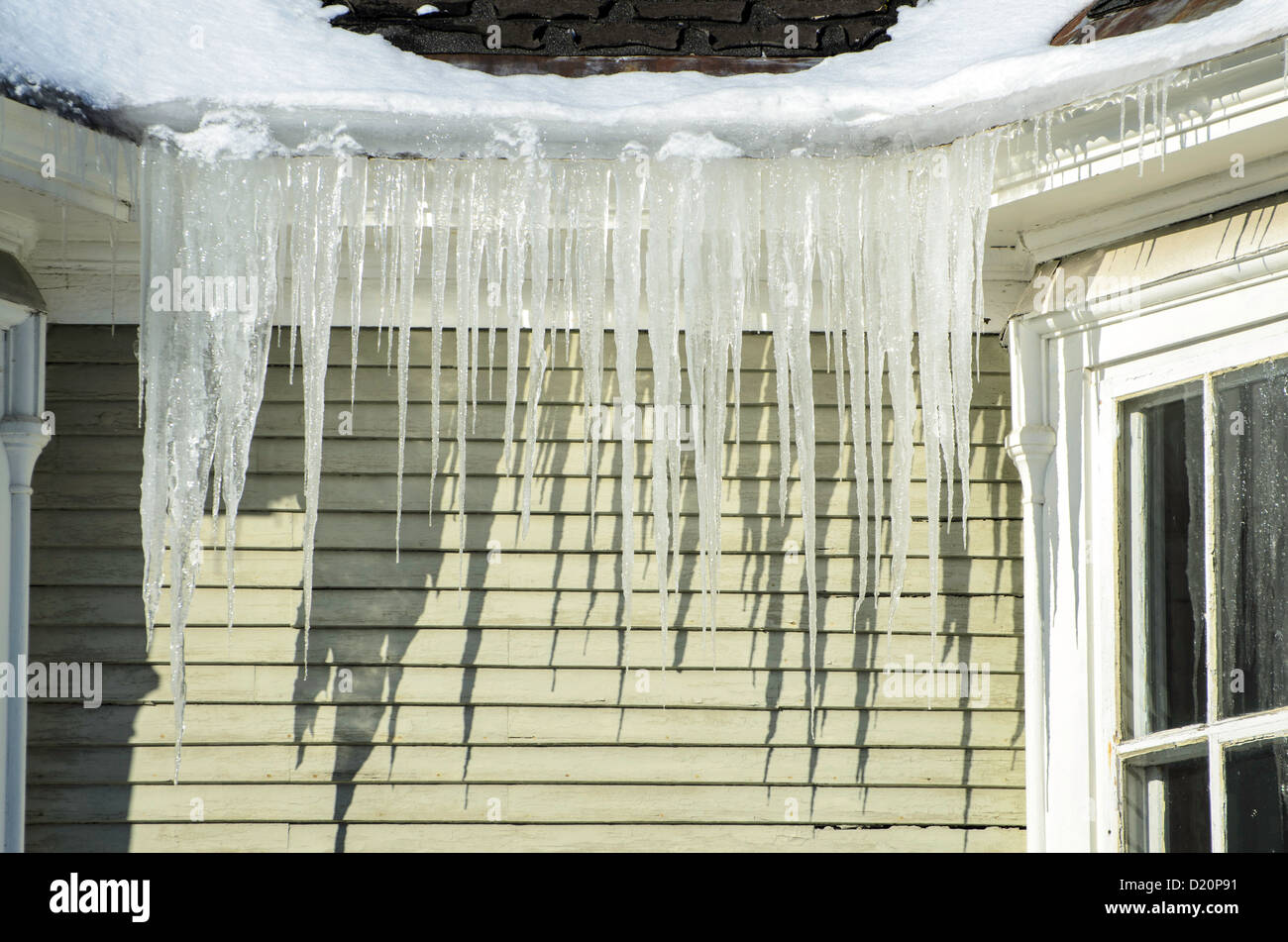 Hanging icicles hi-res stock photography and images - Alamy