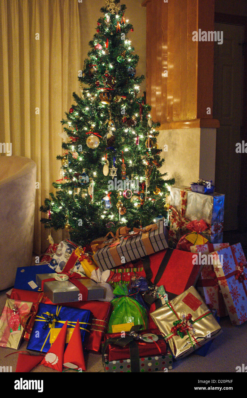 Christmas tree presents hi-res stock photography and images - Alamy