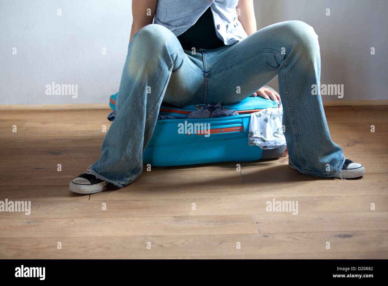 Sitting on suitcase hi-res stock photography and images - Alamy