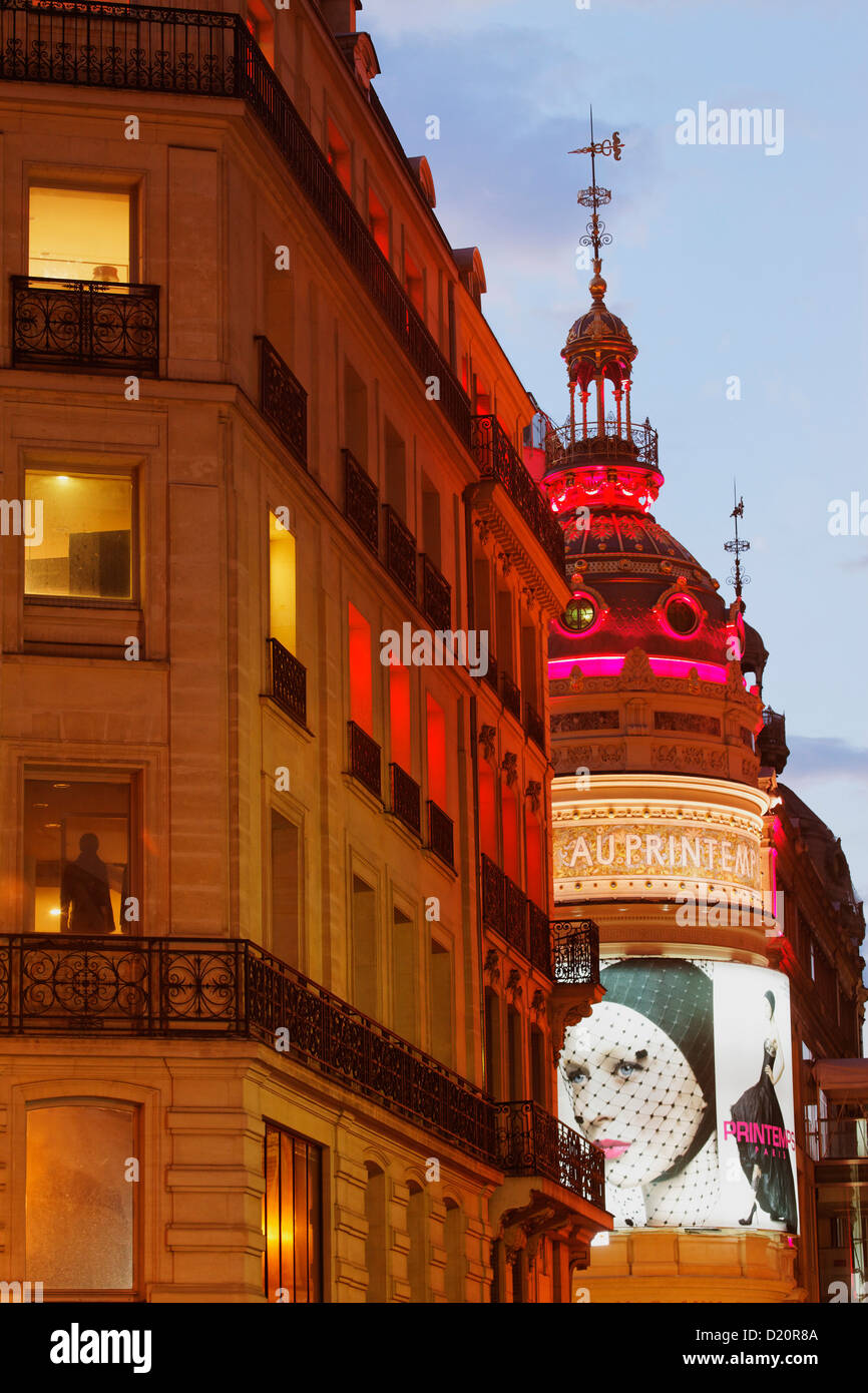 Printemps Department store in the evening, Boulevard Haussmann, Paris ...