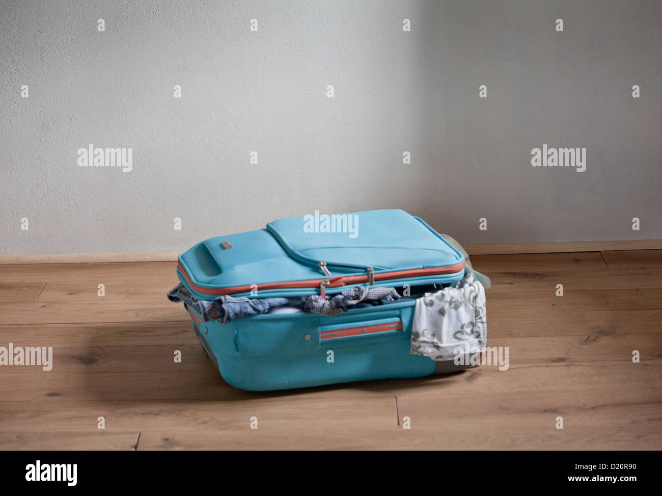 Full suitcase hi-res stock photography and images - Alamy