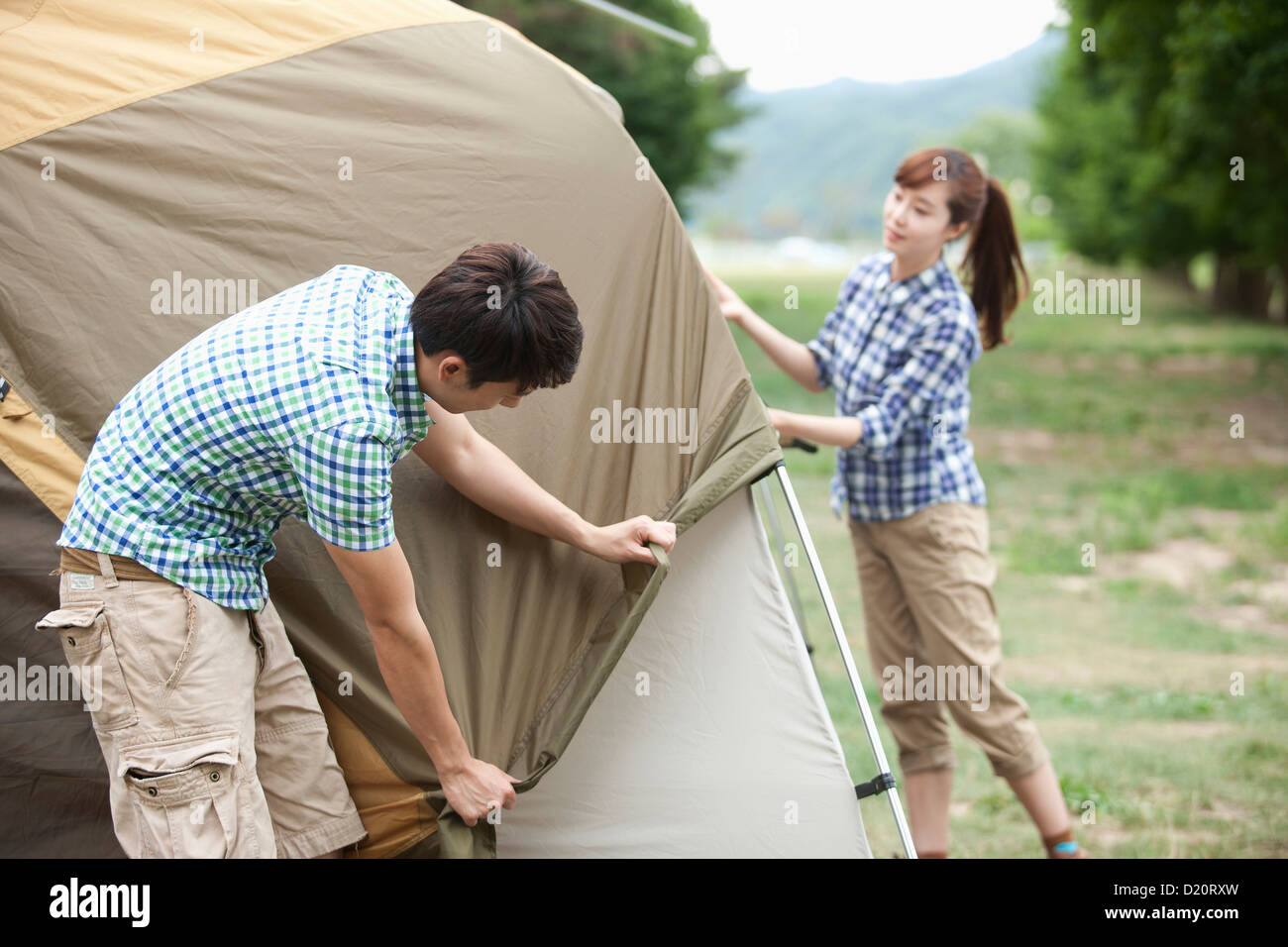 a couple building a tent Stock Photo - Alamy