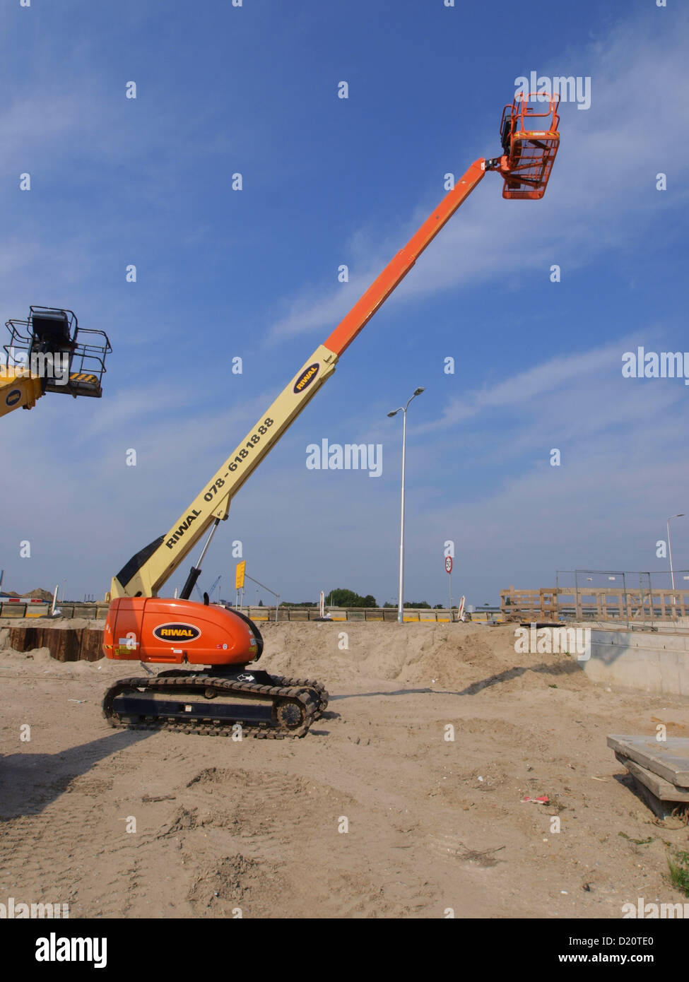 The JLG 600SC telescopic crawler boom lift is an industrial lift used ...