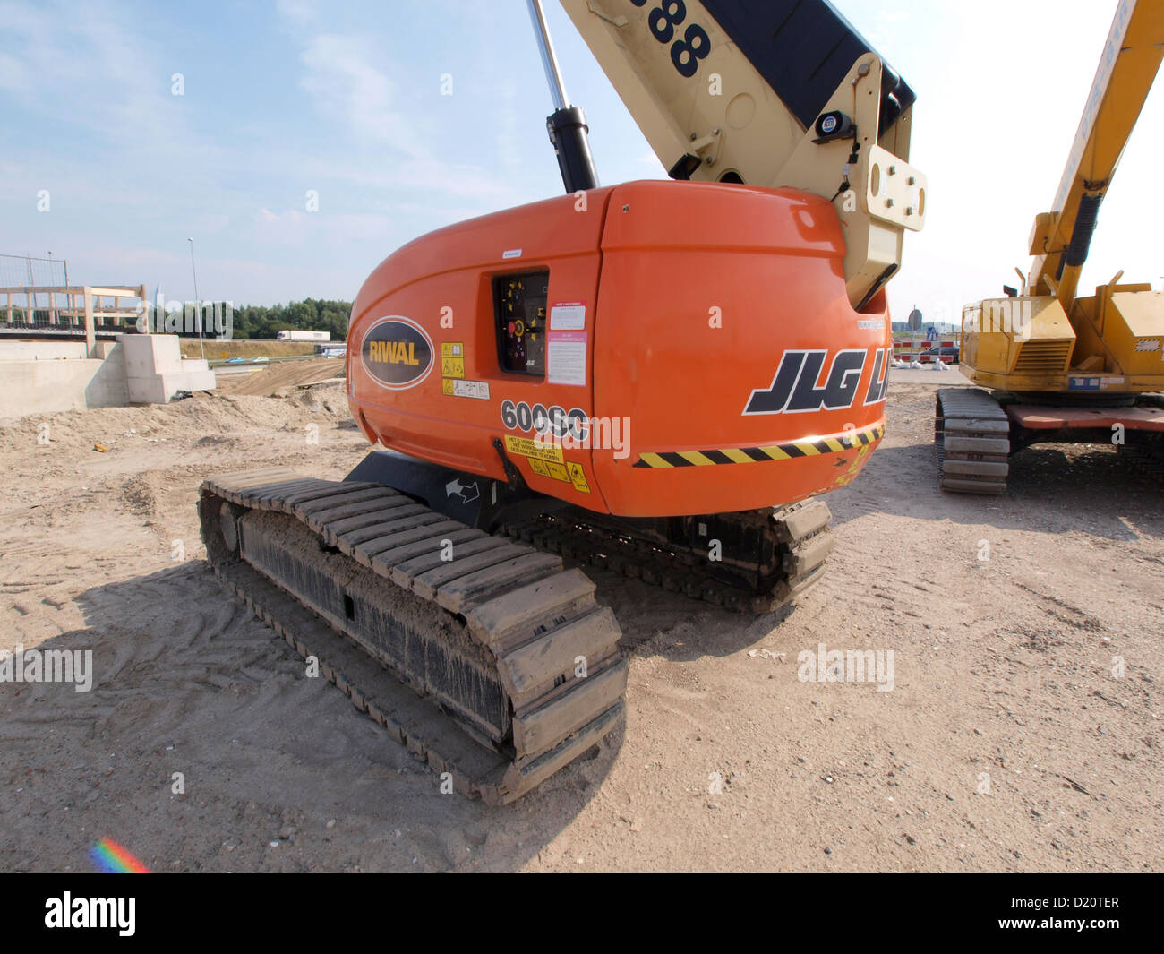 The JLG 600SC is a telescopic crawler boom lift designed for industrial ...