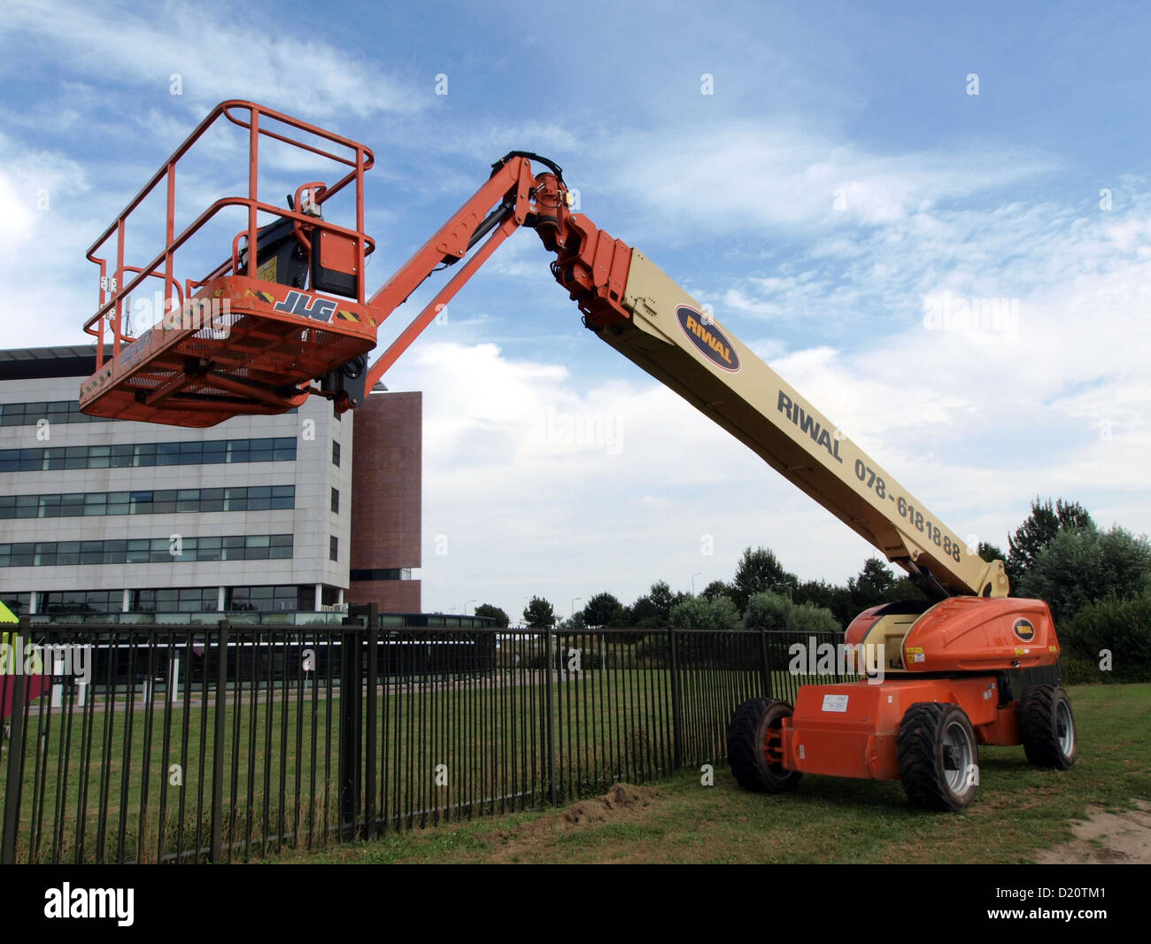 The JLG 1200SJP telescopic boom lift is designed for lifting heavy ...
