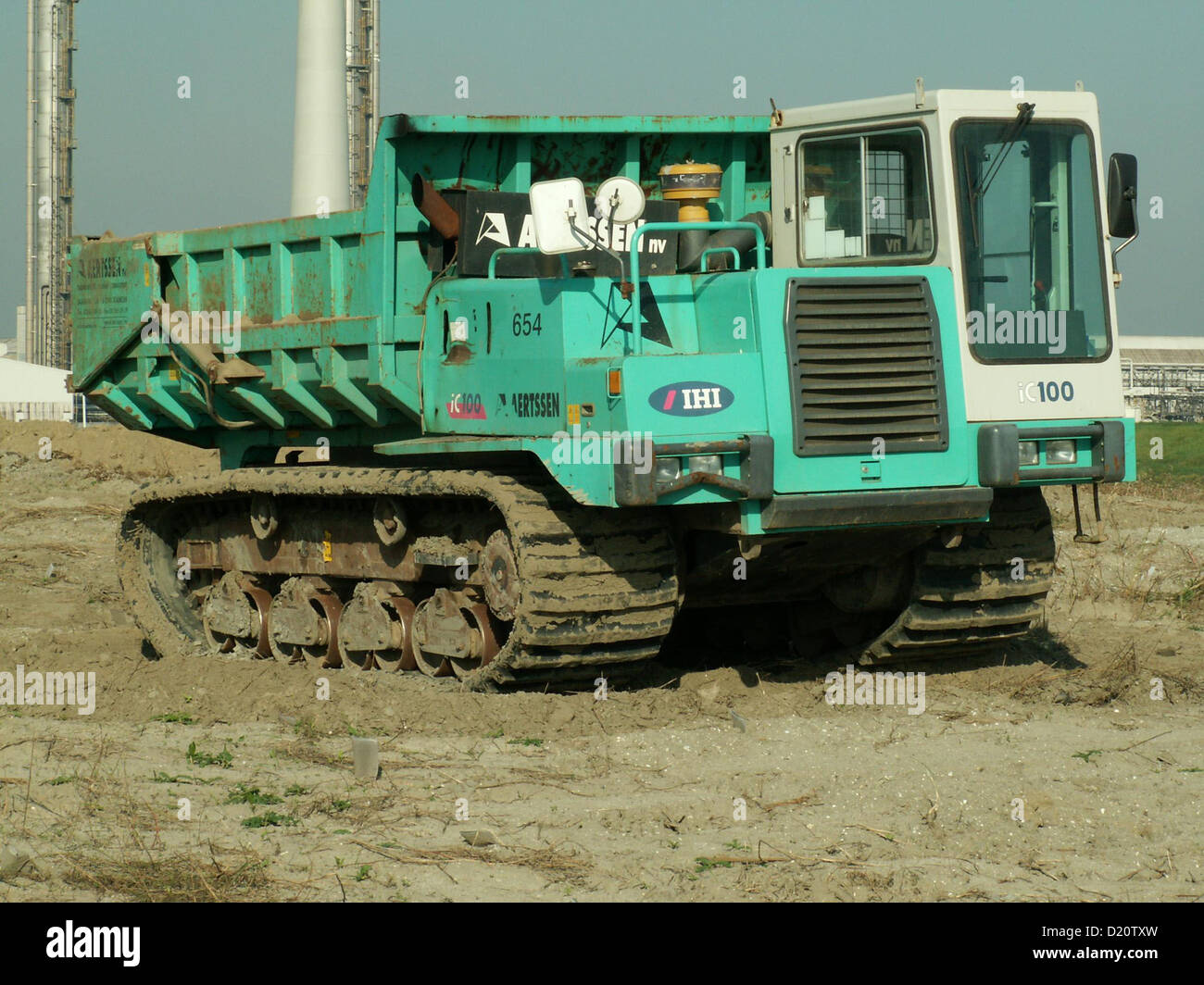 The IC 100 2 IHI crawler carrier is a heavy-duty industrial vehicle ...