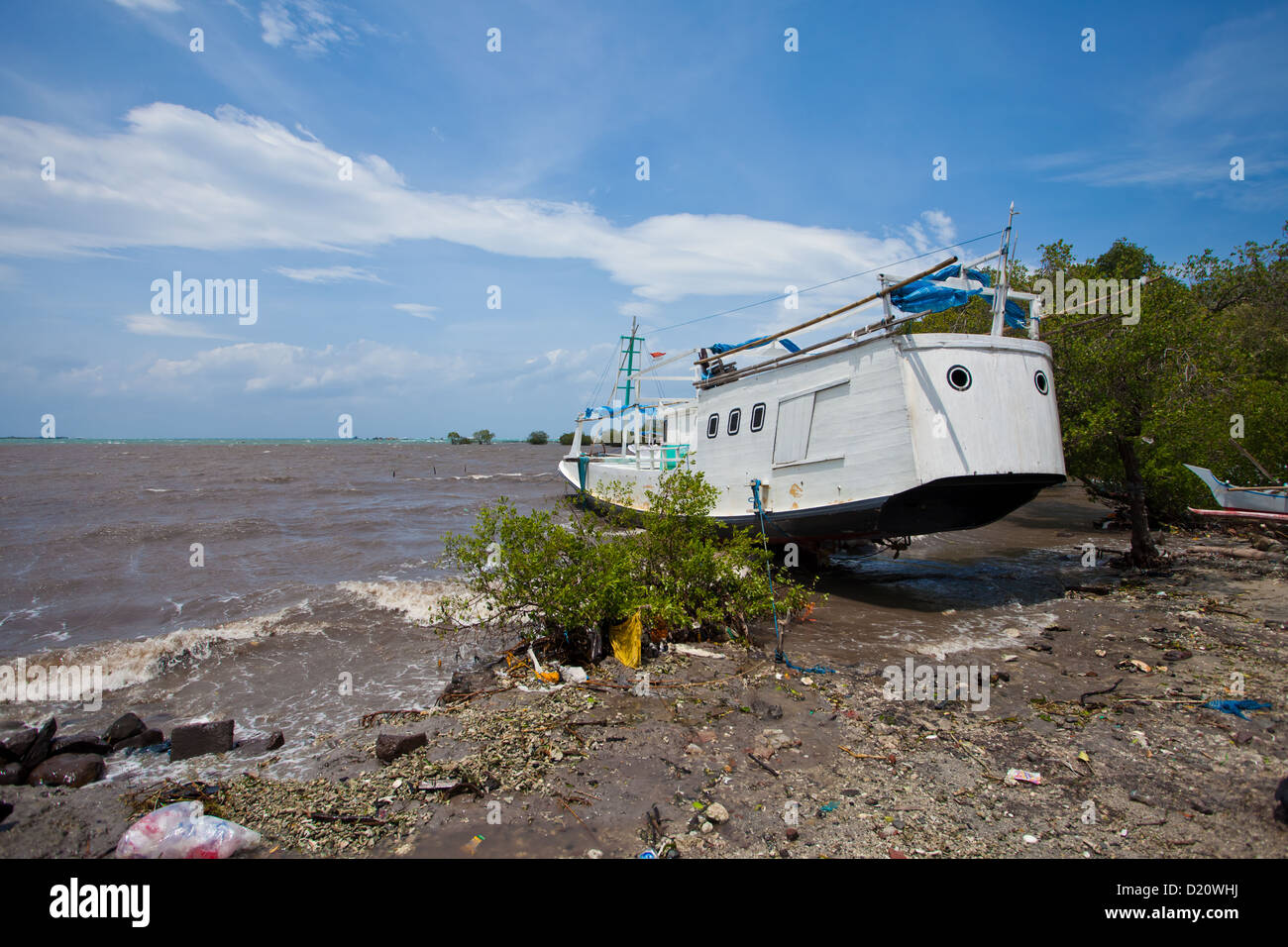 Ocean plastic pollution boat hi-res stock photography and images - Alamy