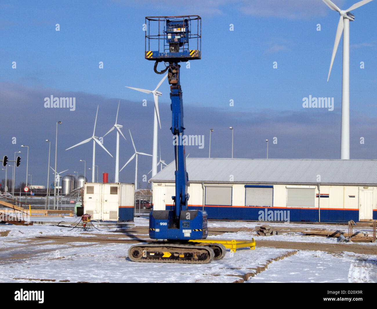 The Hitachi HX99B is an aerial platform used for lifting personnel and ...