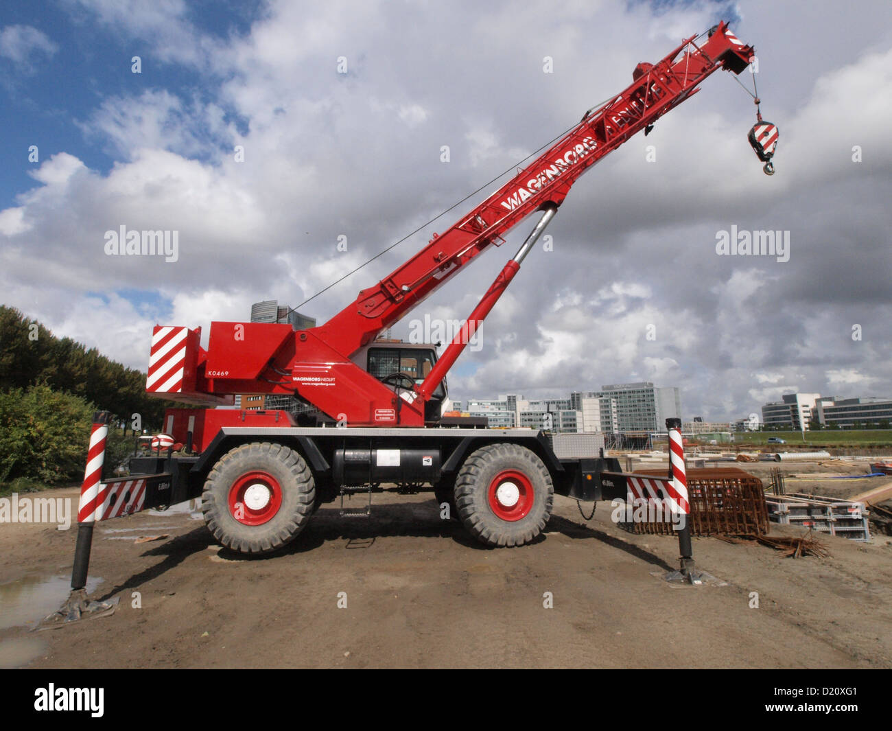 The Grove RT600E is a versatile rough terrain crane designed for heavy ...