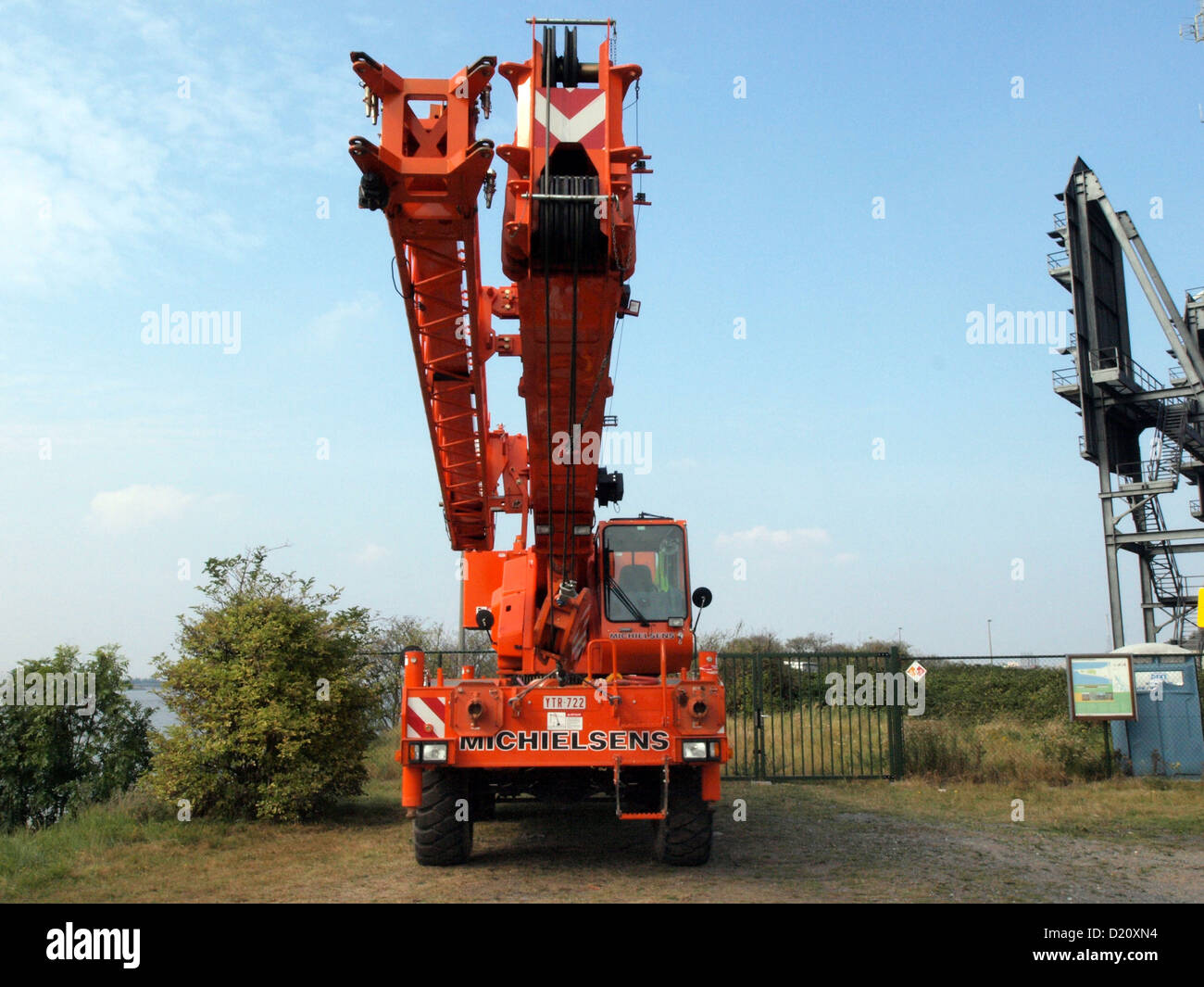 The GROVE RT 540 mobile crane is a versatile lifting machine used in ...