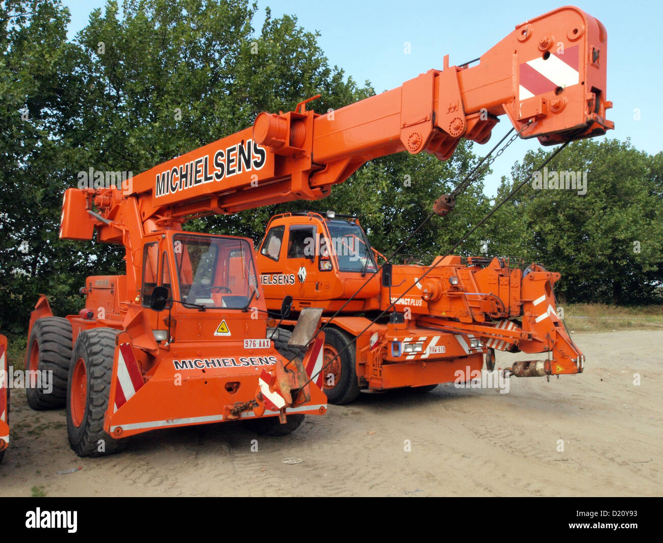 The GALION 150FA is a 15-ton rough terrain crane designed for heavy ...