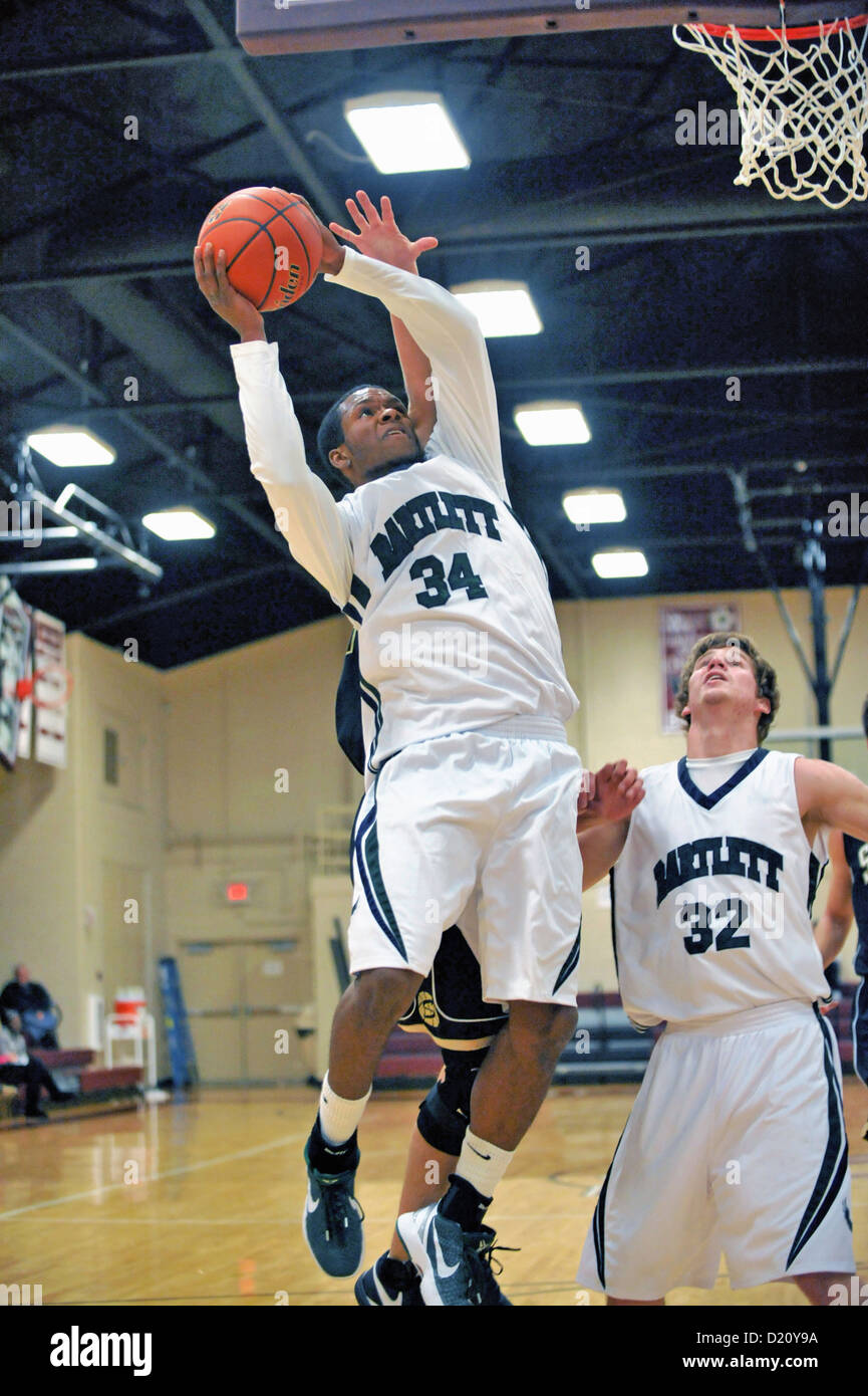Teen shoots basketball hi-res stock photography and images - Alamy