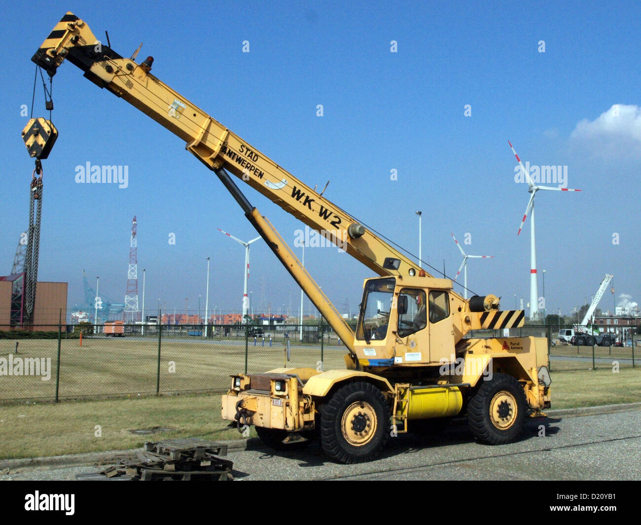 The Galion Crane is a heavy-duty crane used in construction and ...