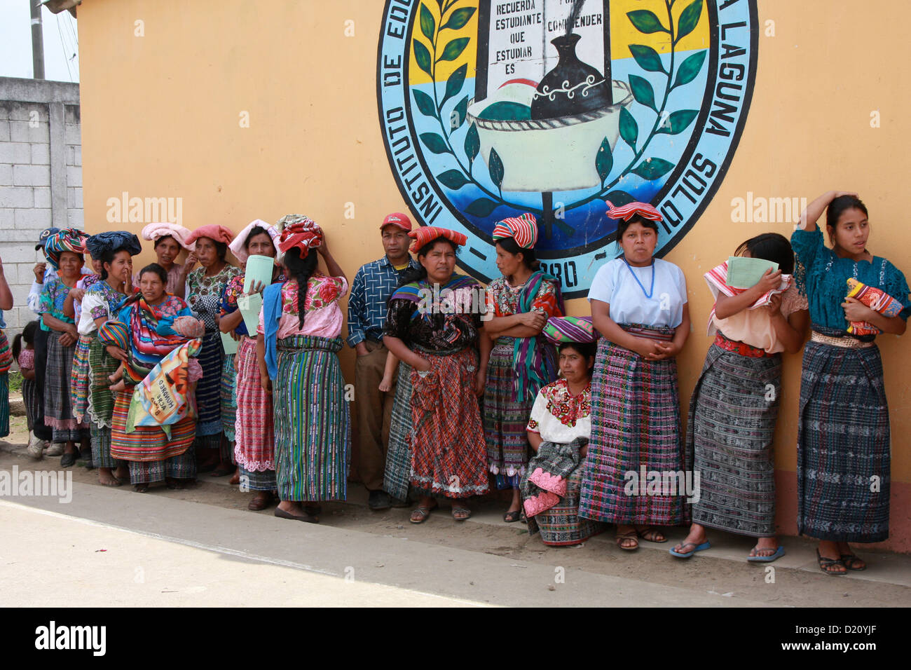 women waiting in line for free things Stock Photo - Alamy