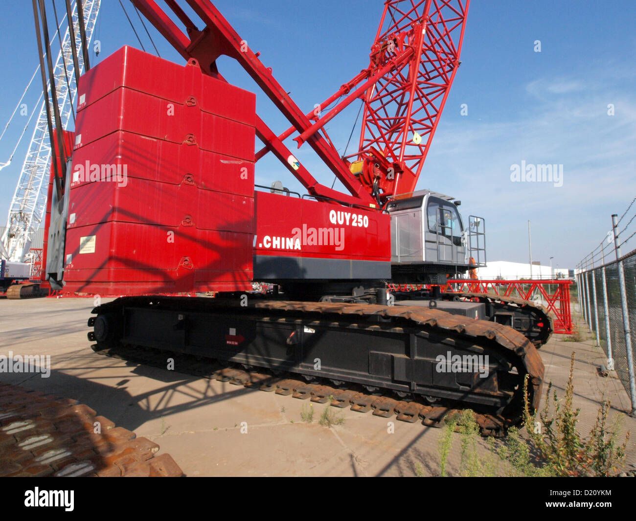 The Fushun China QUY250 is a tracked hydraulic crane designed for heavy ...