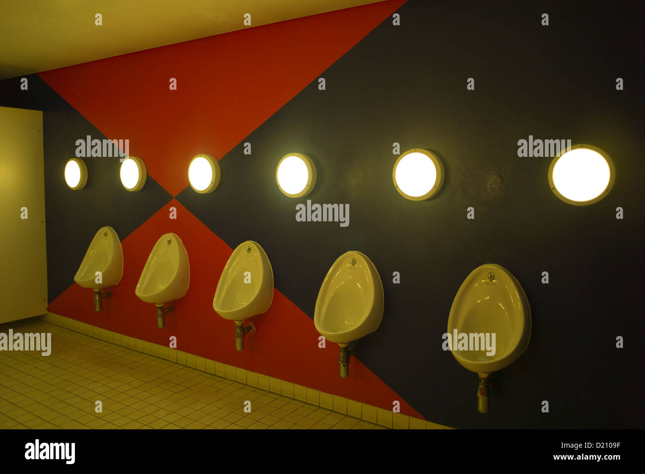 Row of urinals hi-res stock photography and images - Alamy