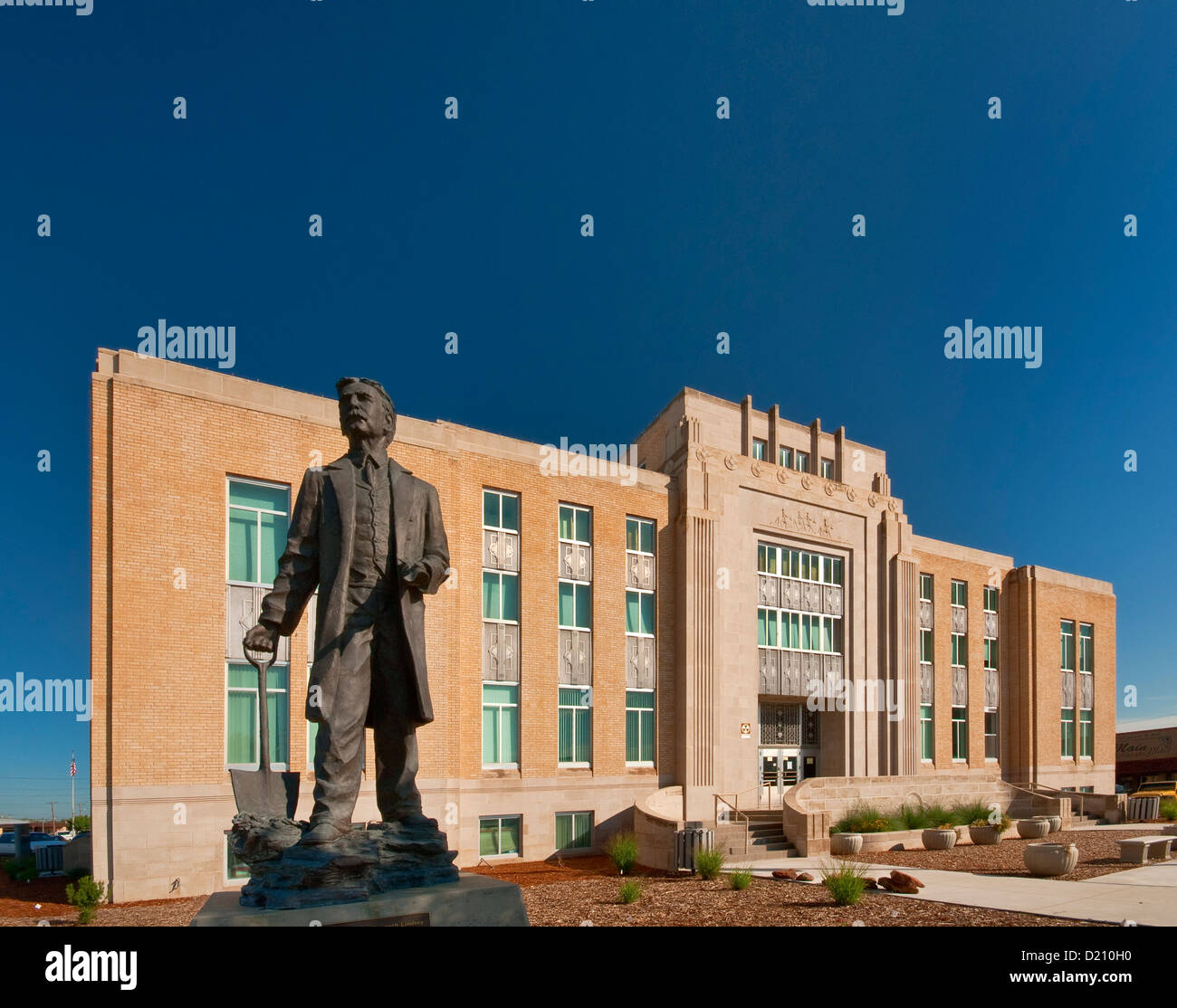 Statue of Washington E Lindsey in front of Roosevelt County Courthouse ...