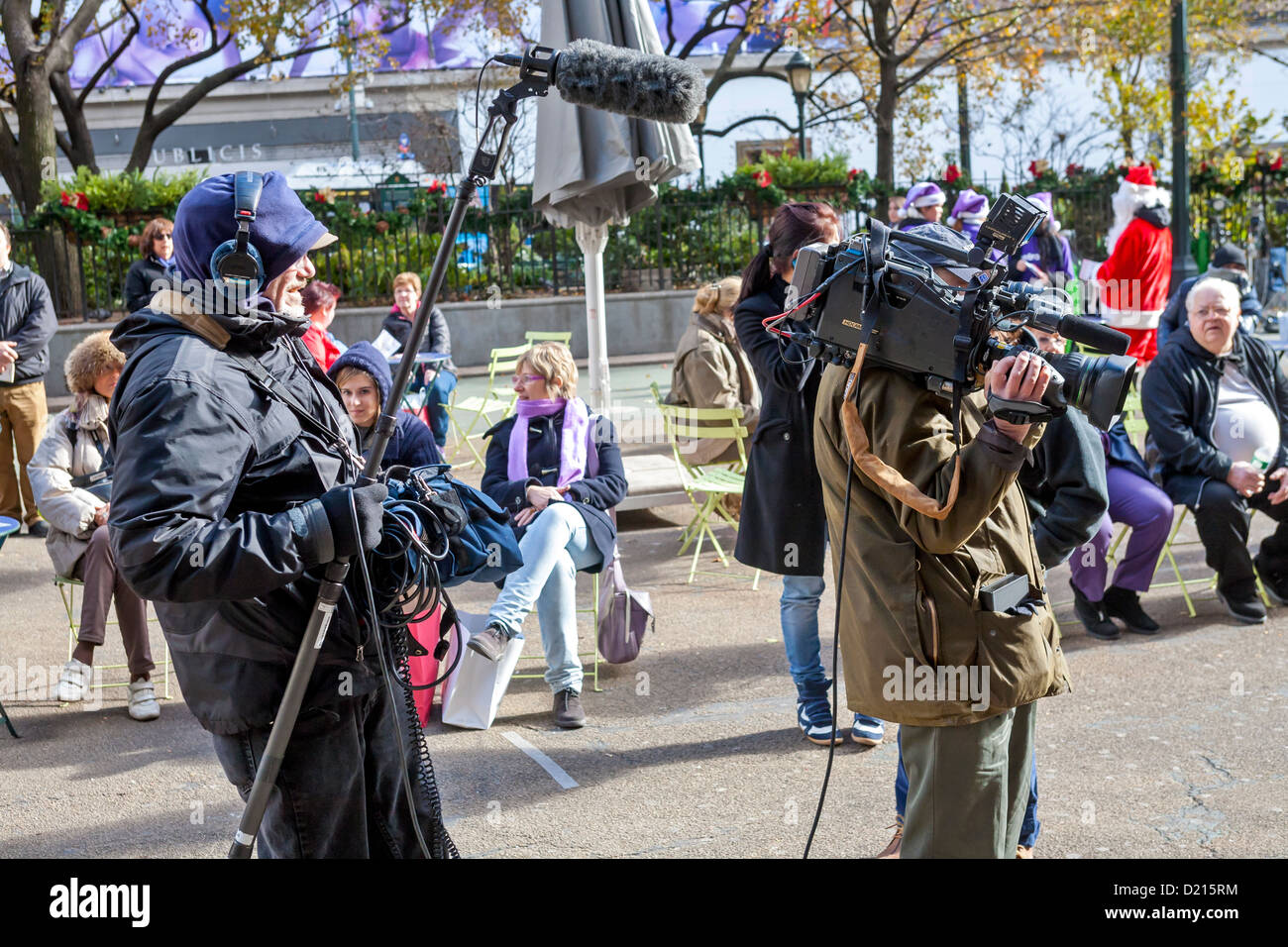 Reporter Street Interview Stock Photos & Reporter Street Interview ...