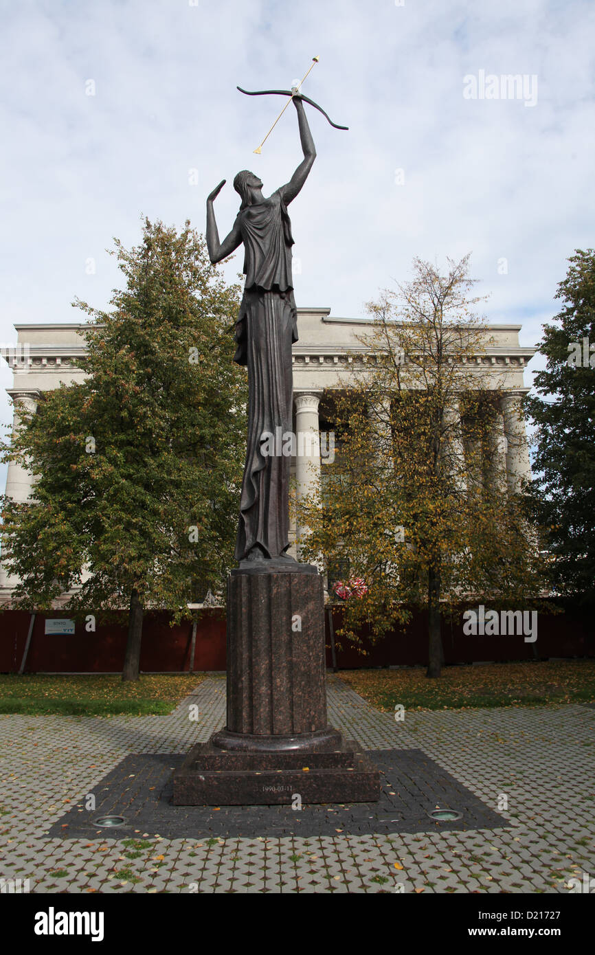 Statue woman bow hi-res stock photography and images - Alamy