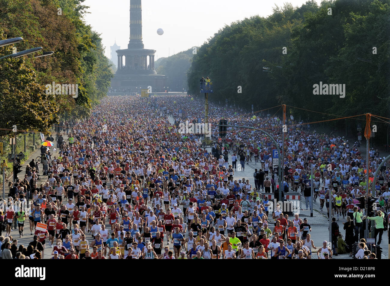 Berlin, Germany, runners and Victory Column in the 36th Berlin Marathon ...