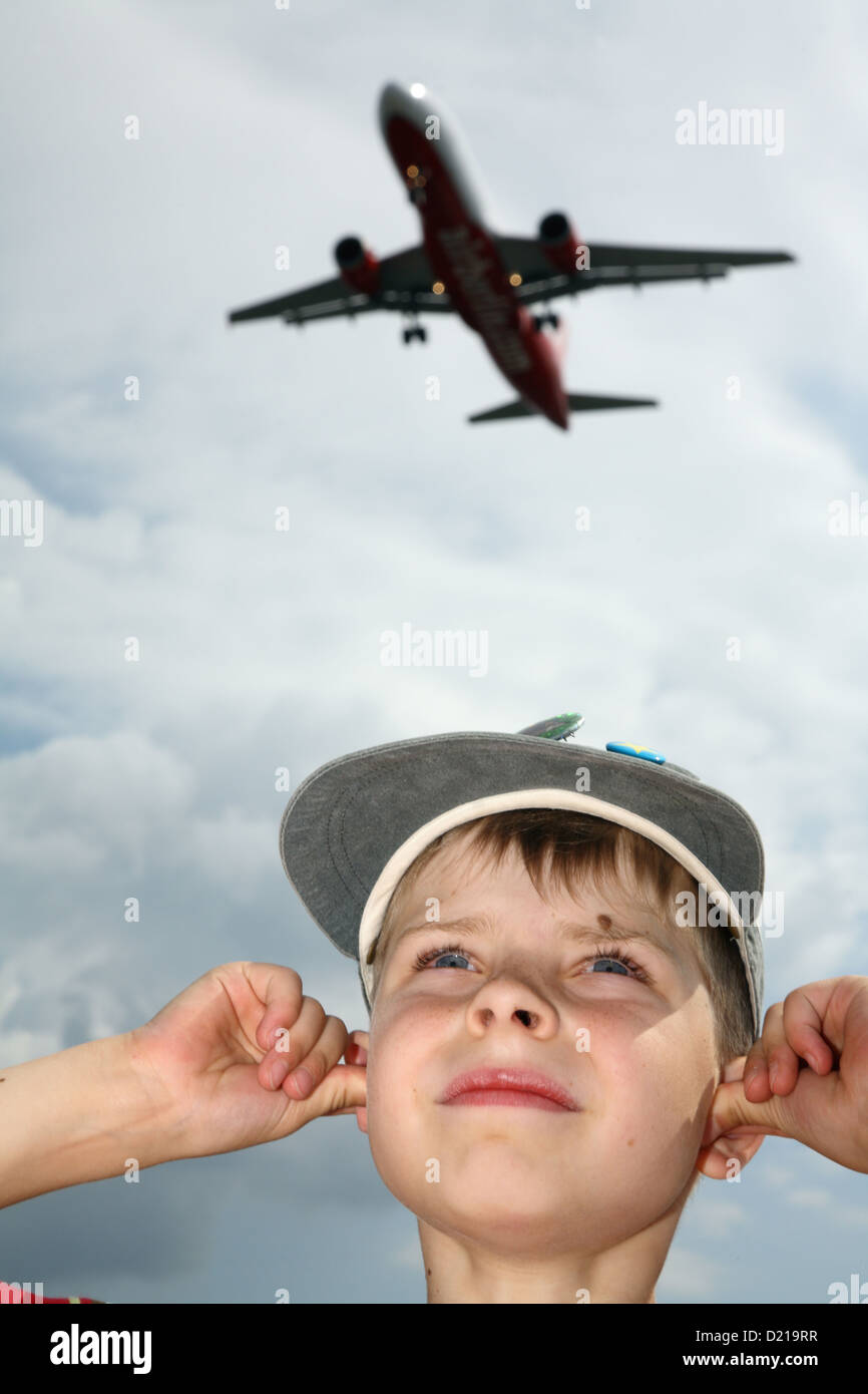 Flying aircraft hi-res stock photography and images - Alamy