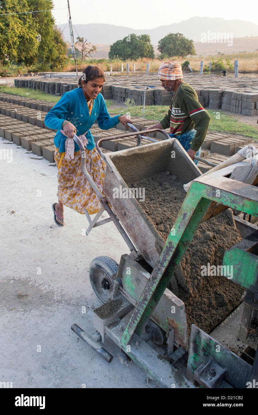 Concrete block making machines hi-res stock photography and images - Alamy