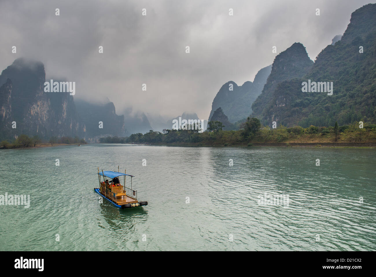 Bamboo raft in li river hi-res stock photography and images - Alamy