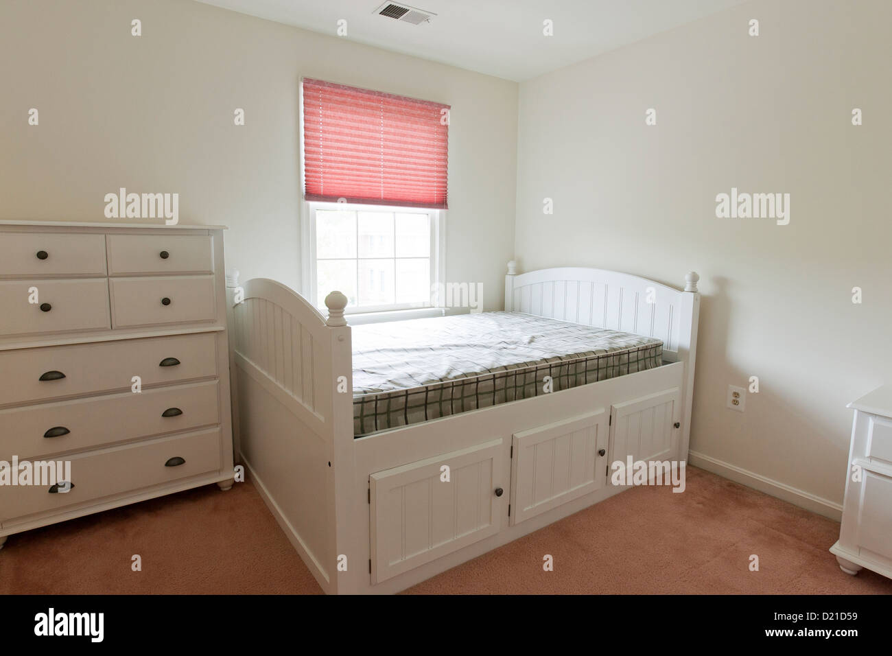 Empty bedroom wall hi-res stock photography and images - Alamy