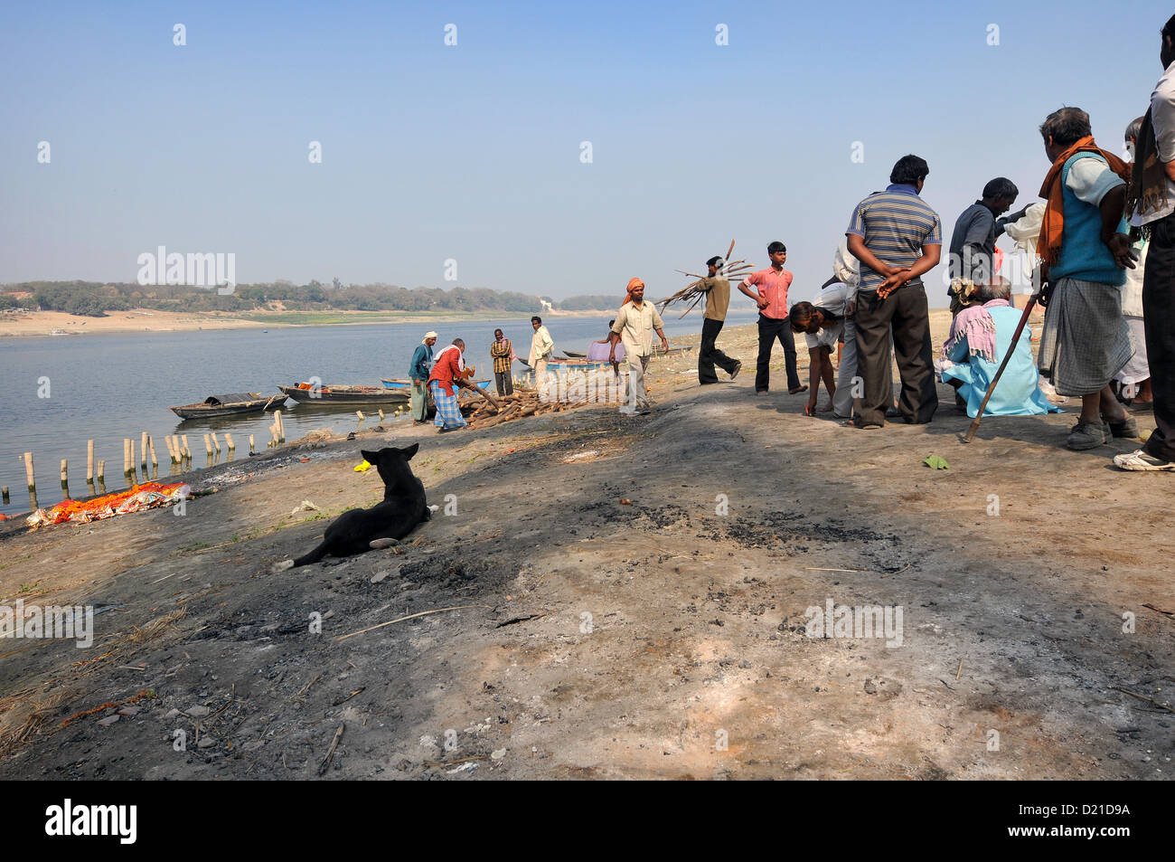 A cremation ritual on the banks of the Ganges Stock Photo - Alamy