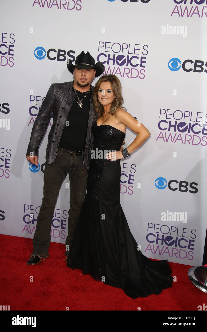 Country singer Jason Aldean and Jessica Aldean arrive at the 39th ...