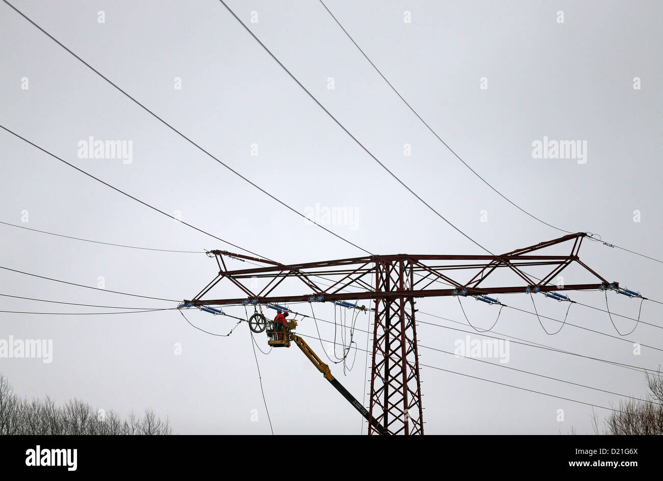 Overhead line hi-res stock photography and images - Alamy