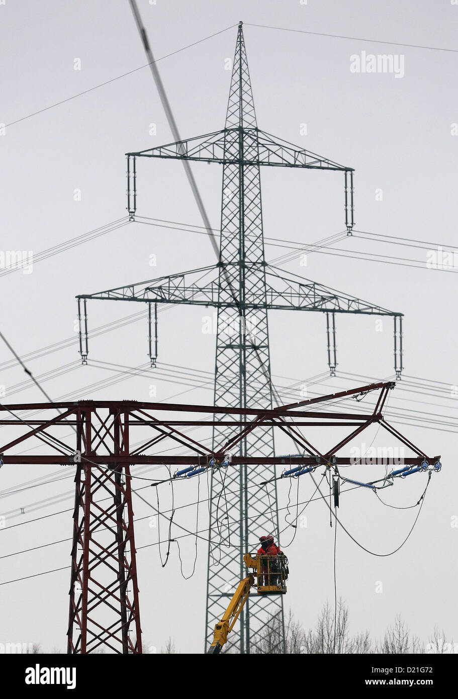 Overhead line hi-res stock photography and images - Alamy