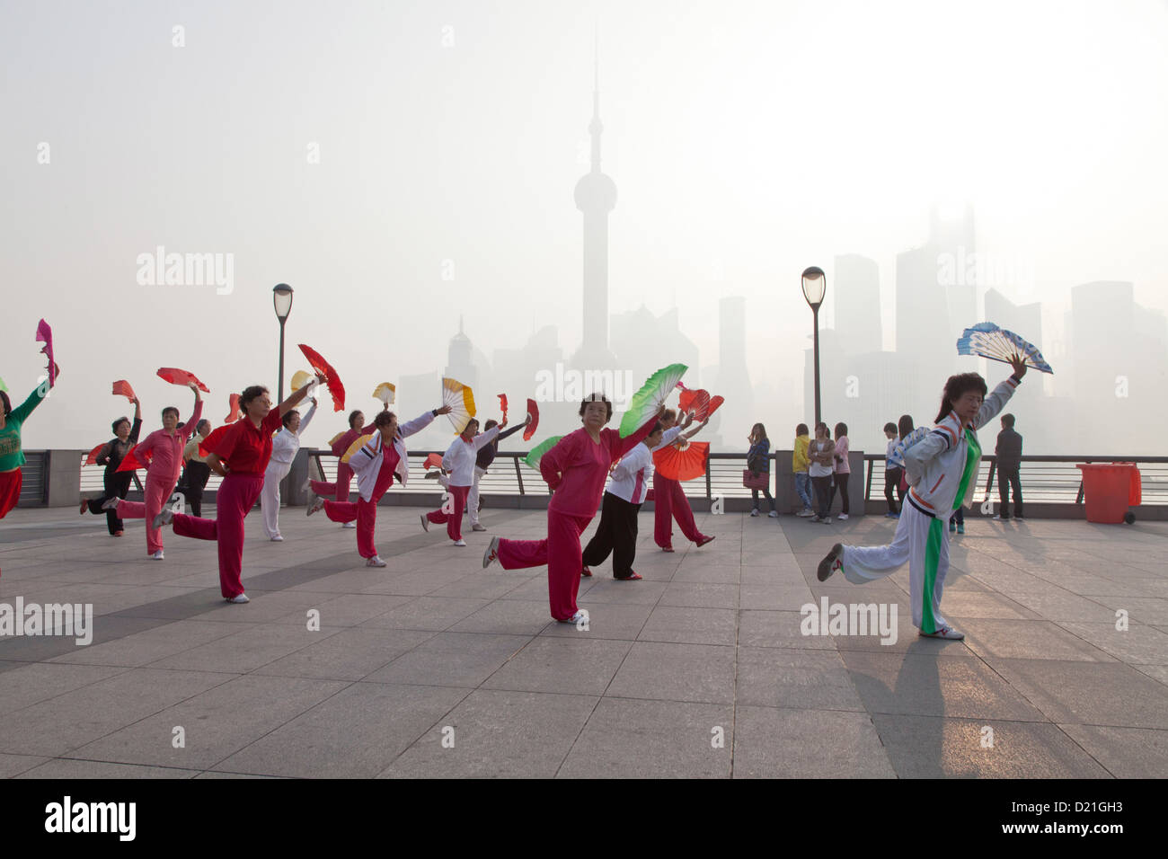 Fan dance hi-res stock photography and images - Alamy