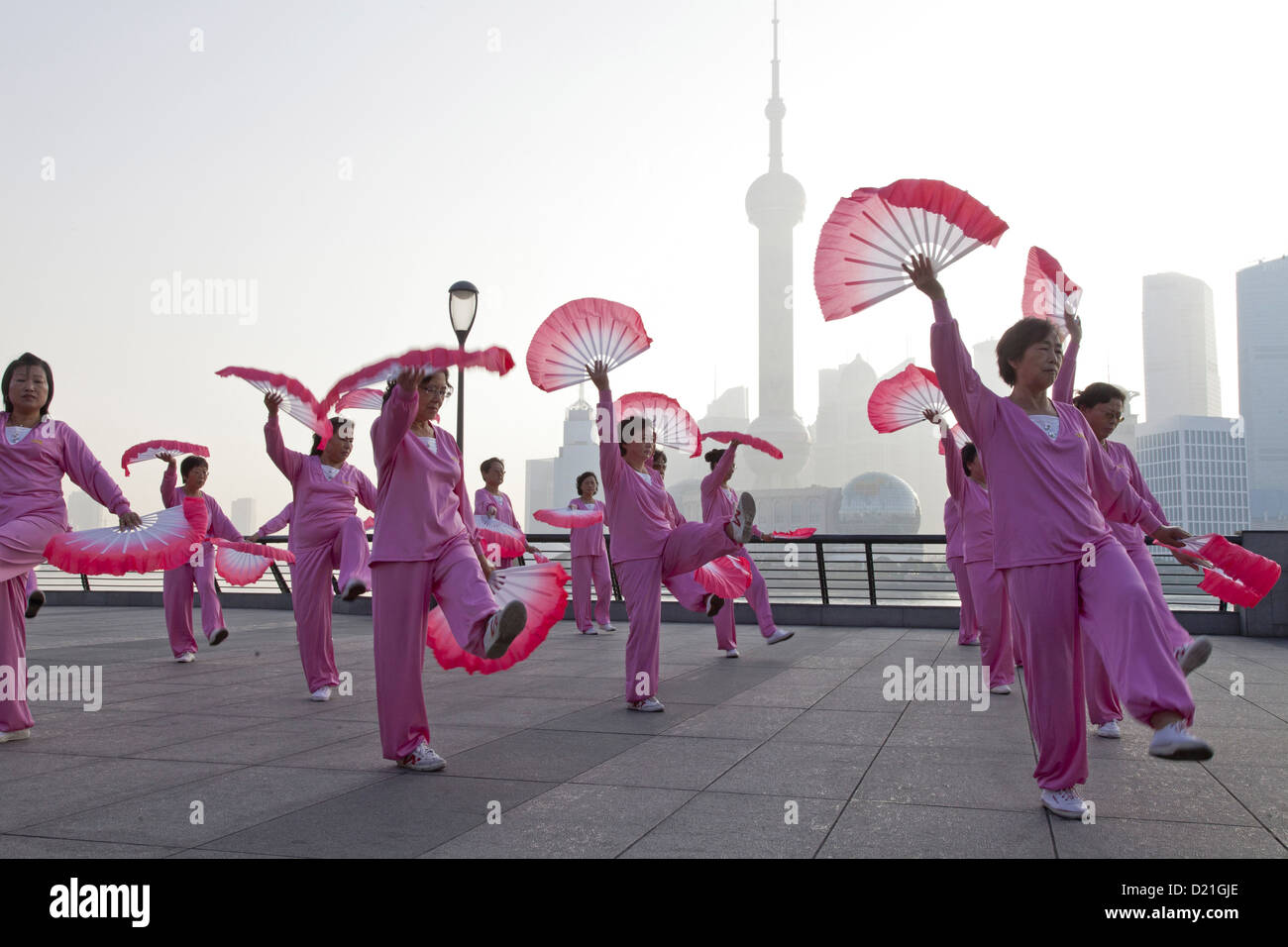 Fan dance hi-res stock photography and images - Alamy