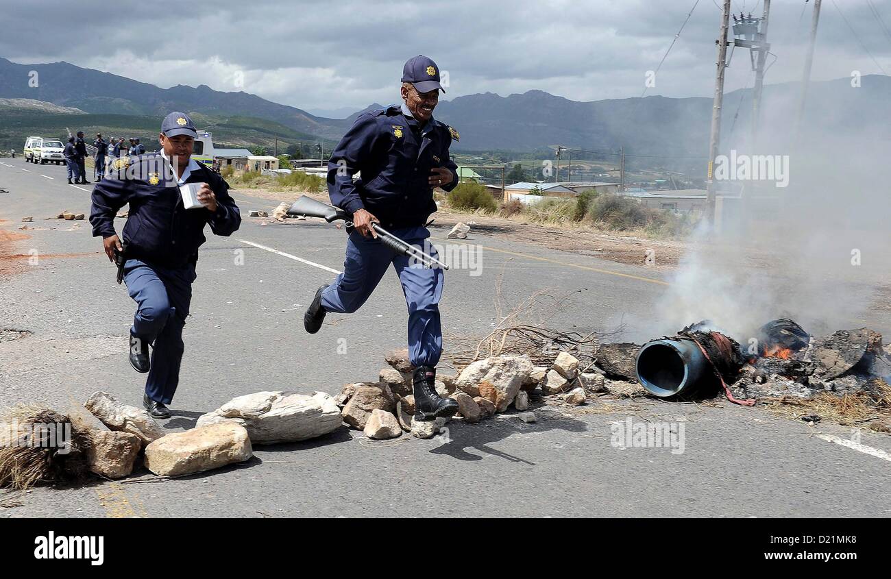 GRABOUW, SOUTH AFRICA: SAPS members control protestors on the N2 ...