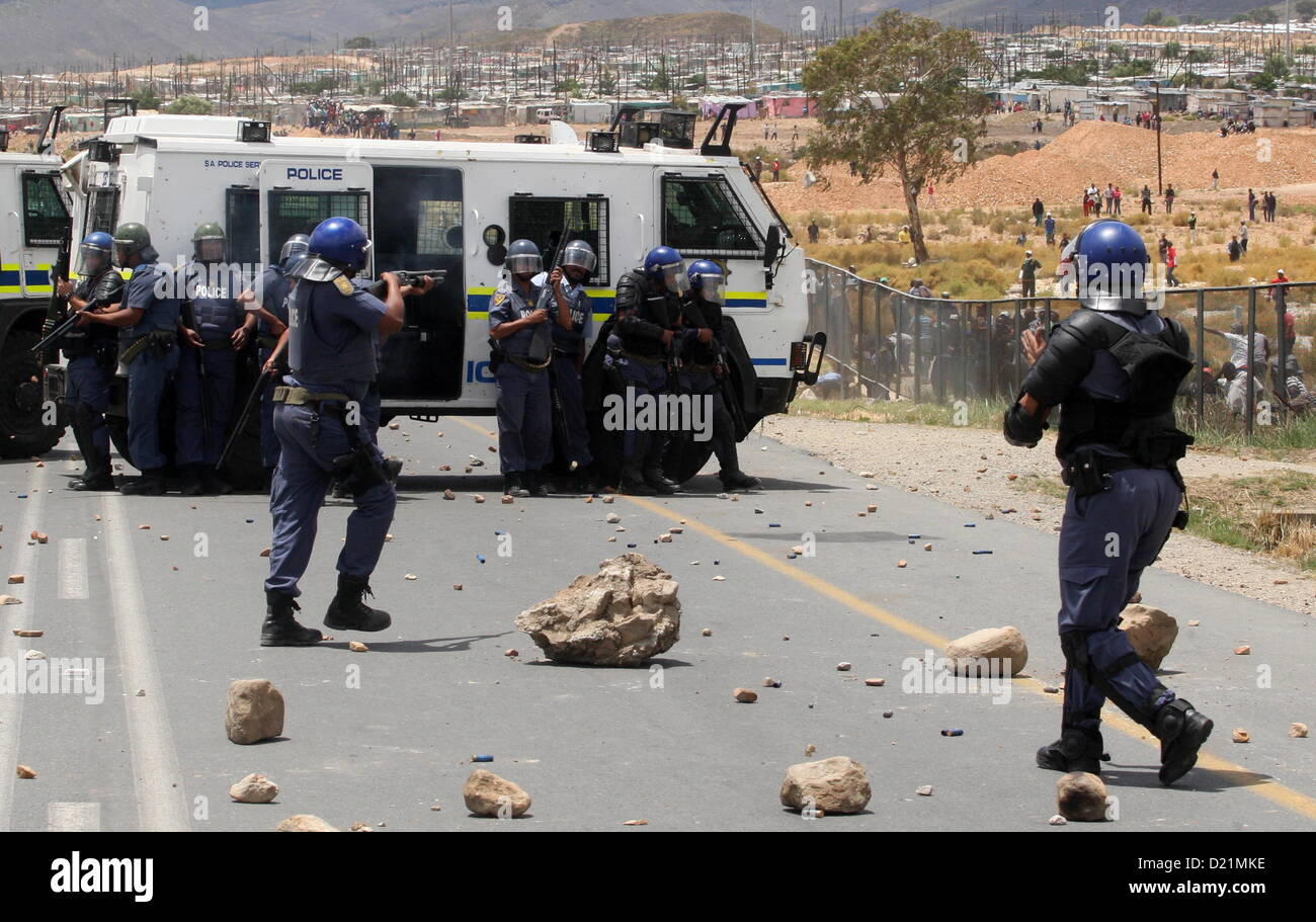 GRABOUW, SOUTH AFRICA: Police hold off striking farm workers as they ...