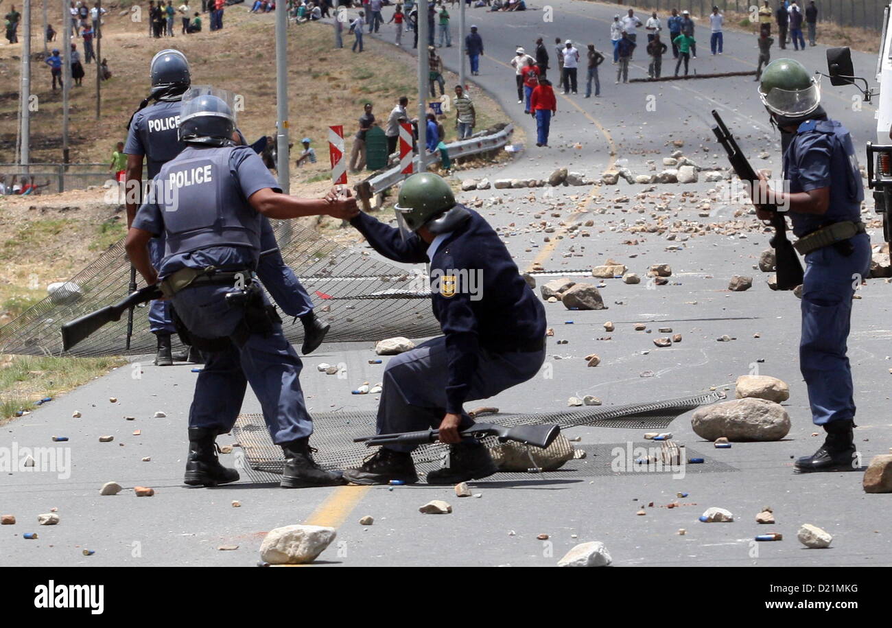 GRABOUW, SOUTH AFRICA: Police hold off striking farm workers as they ...