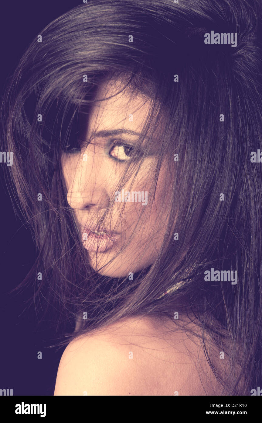 Woman looking over shoulder scared hi-res stock photography and images ...