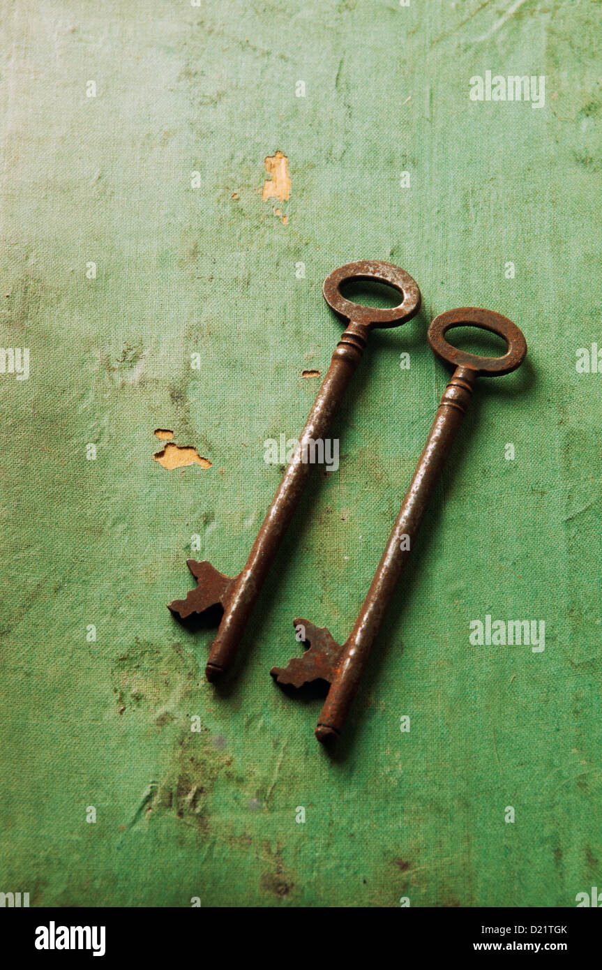 Two vintage keys hi-res stock photography and images - Alamy