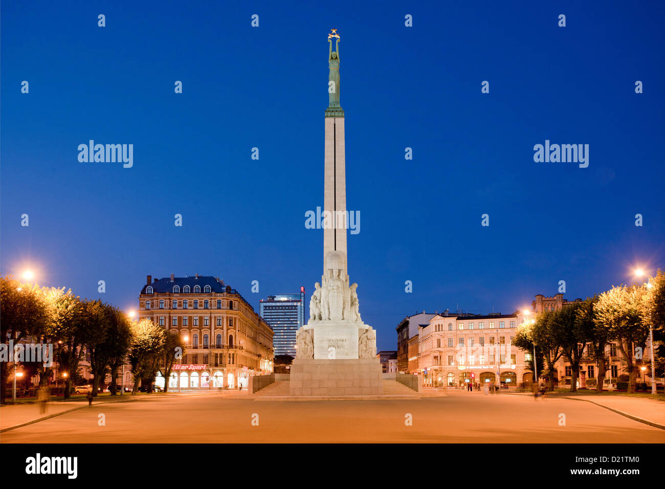 Freedom monument in the center of Riga, Latvia, at night Stock Photo ...