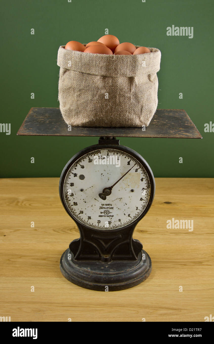 Egg balance scale hi-res stock photography and images - Alamy